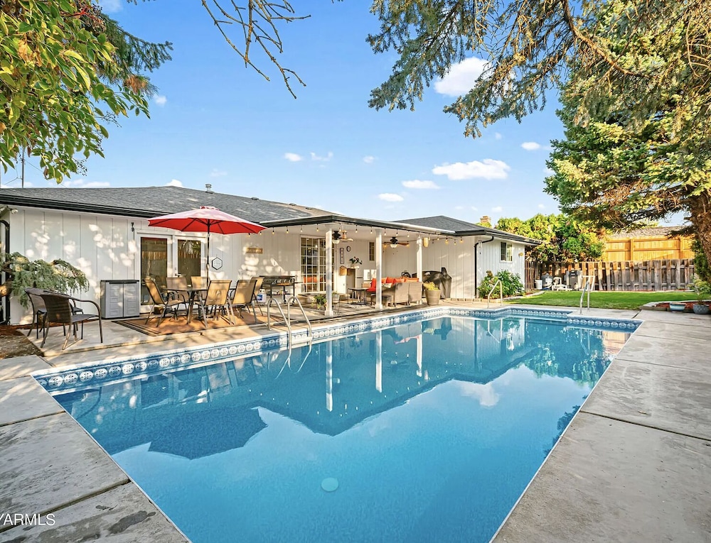 Yakima luxury with game room and heated pool - POOL OPEN MAY-SEPT ...