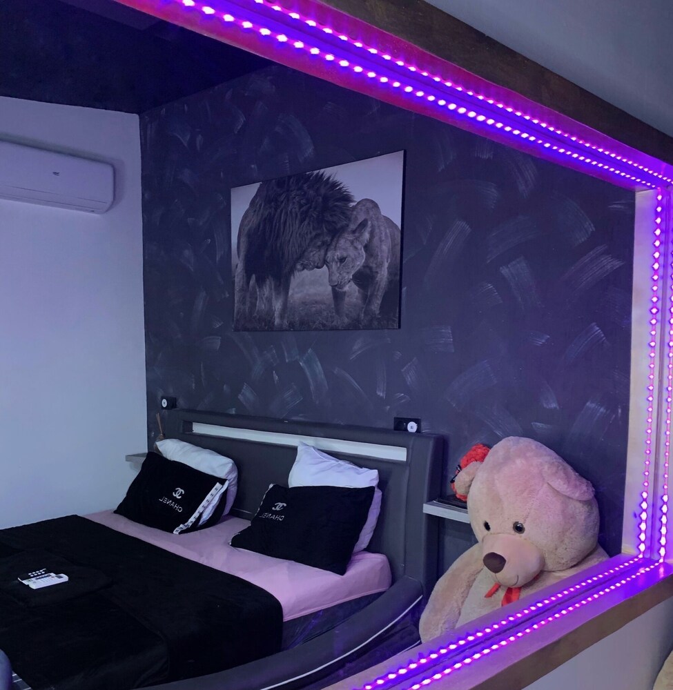 Superb accommodation 180m2 jacuzzi / giant screen 110m2 of garden near ...
