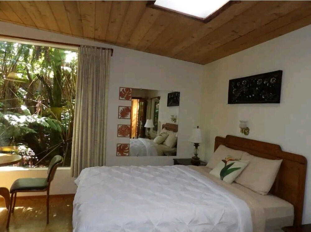 Peaceful Volcano lodge with a hot tub Reviews, Deals & Photos 2026 - Vrbo