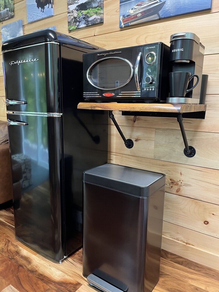 UPSCALE Shipping Container Cabin-Private-High Speed WIFI!-Hot Tub!-In ...