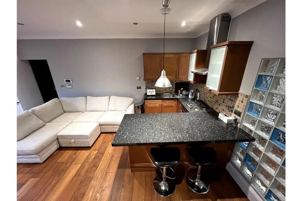 1 Bed flat, parking, desk with a view! - London | Vrbo