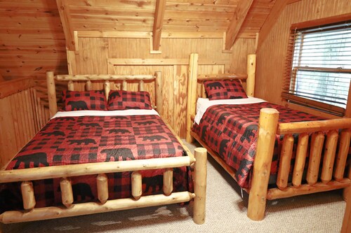 Smokey Mountain Cabin! Hot Tub, Cozy Fire Pit, Pool Table & Privacy! - Wears Valley, TN
