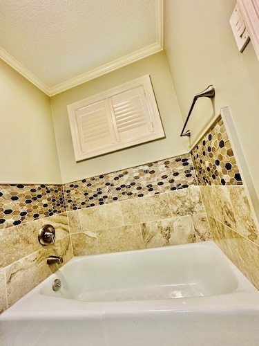Gorgeous Home W/ Pool Table 5 Min From Casinos - Lake Charles, LA