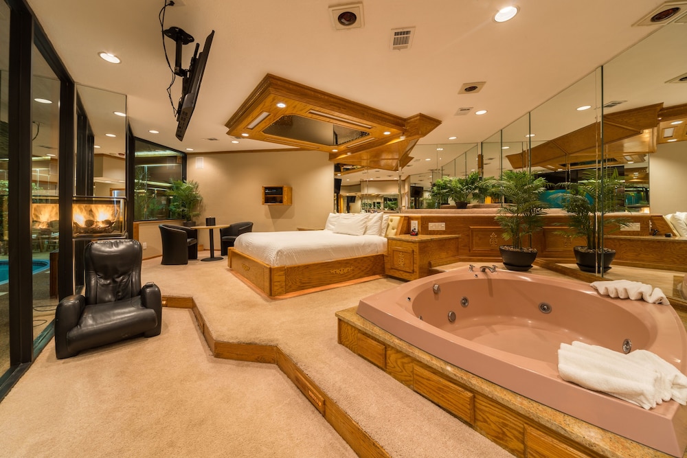 Sybaris Pool Suites Mequon in Milwaukee, WI | Expedia