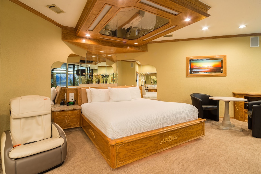 Sybaris Pool Suites Mequon in Milwaukee, WI | Expedia