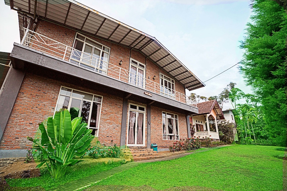 Royal Caravan Hotel Trawas in Trawas | Best Rates & Deals on Orbitz