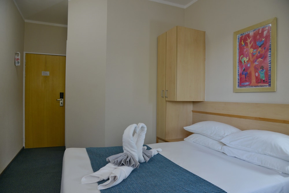 Road Lodge Potchefstroom, Potchefstroom: $38 Room Prices & Reviews ...