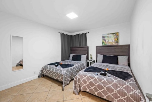 5700 N Park Road · Lakefront 3/2 Home ★Hard Rock★natural Pool★family - Dania Beach, FL