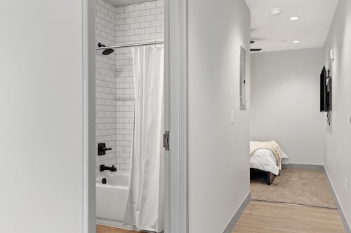 175 Lex - Walkable Loft To Rupp Arena & Downtown! - Lexington, KY