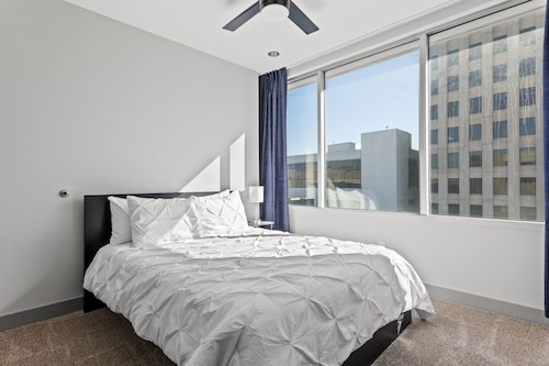 175 Lex - Spacious Two Bedroom! Walkable Downtown! - Lexington, KY