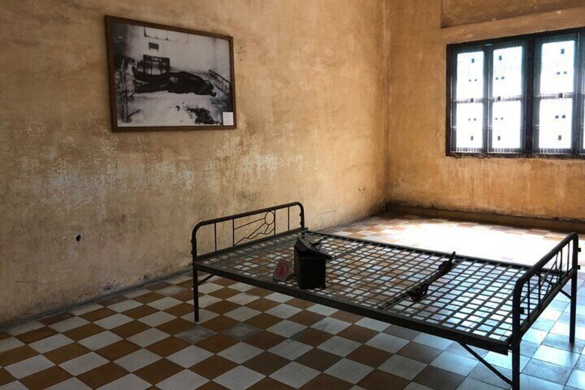 Khmer Rouge, genocide museum &killing field tour