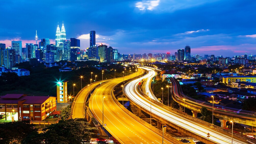 Night City Tour with Petronas Twin Towers, Chinatown & Dinner