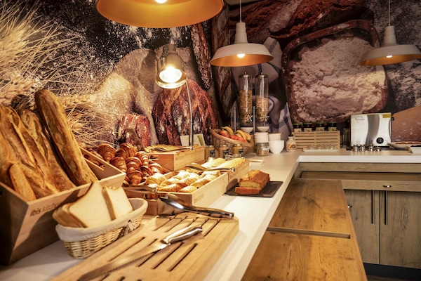 Café da manhã com buffet todos os dias (EUR 12.90 por pessoa)