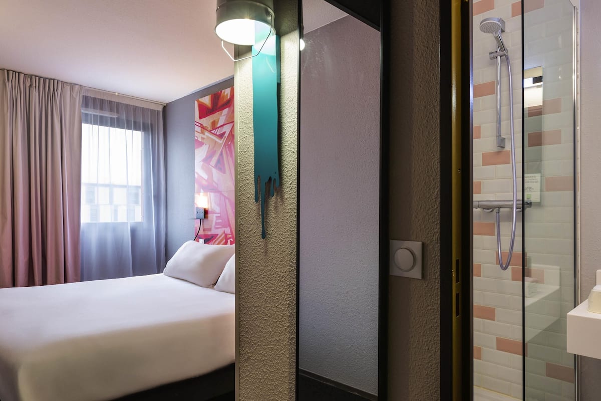 Quarto Standard, 1 cama de casal | Roupa de alta qualidade, Wi-fi grátis, roupa de cama fornecida