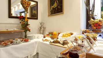 Pequeno-almoço tipo buffet diário (18 EUR por pessoa)