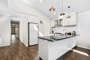 Um frigorífico, um micro-ondas, uma cafeteira/bule 