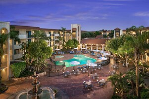 2 piscinas externas, funciona das 7h às 22h, guarda-sóis