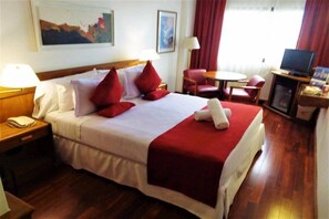 Minibar, cofre com capacidade para portátil, secretária 