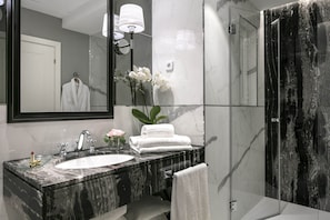 Habitación Club Pemium balcon | Casa de banho | Um polibã, artigos de higiene pessoal grátis, um secador de cabelo 