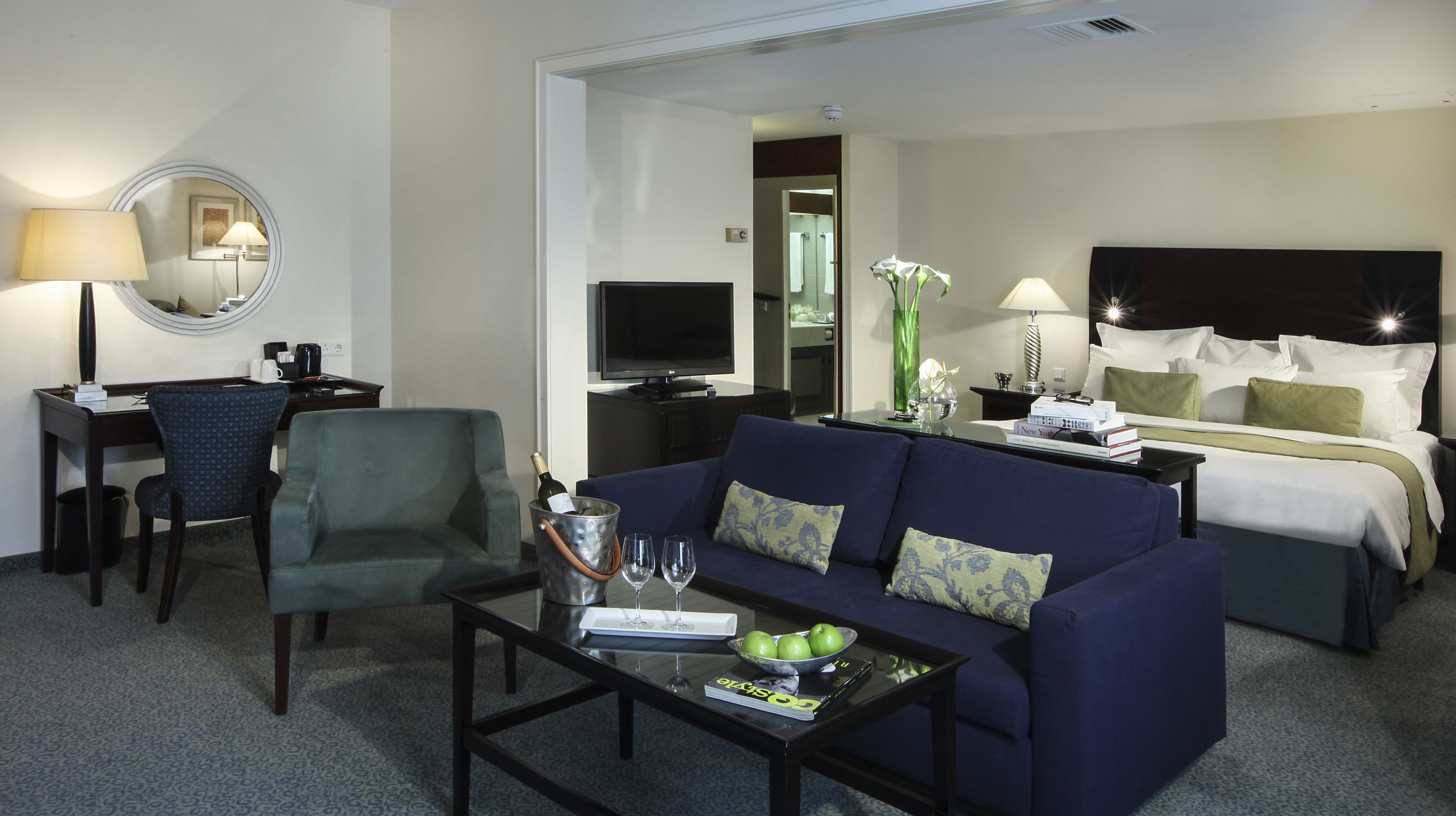 Frigobar, cofres nos quartos, escrivaninha