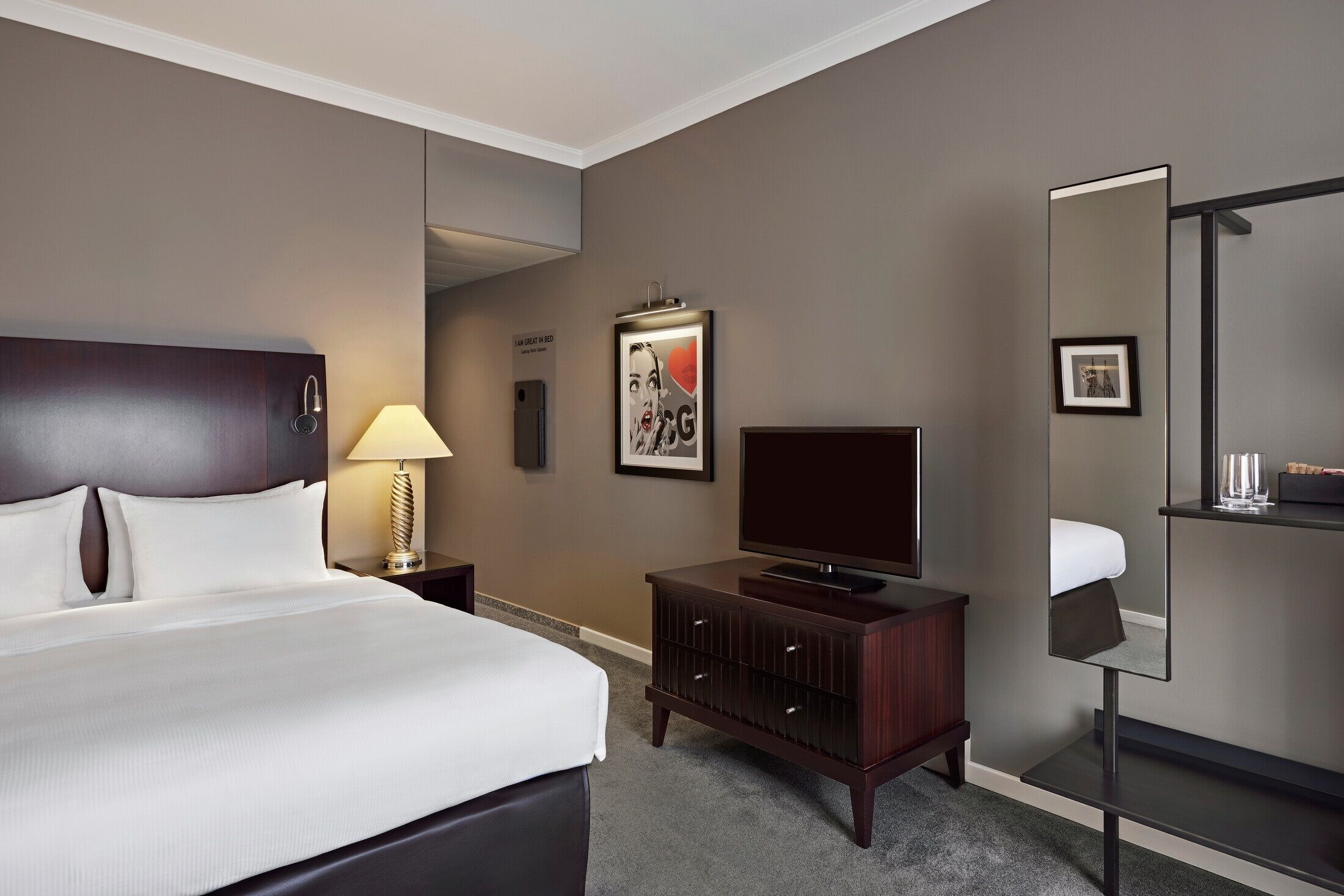 Quarto, 1 cama Queen | Frigobar, cofres nos quartos, escrivaninha