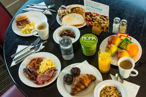 Café da manhã com buffet grátis todos os dias