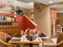 Pequeno-almoço completo diário mediante uma taxa