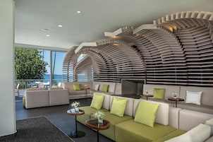2 bares/lounges 