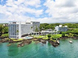 Hotel com vários edifícios, área de piscina e vista para a paisagem circundante.
