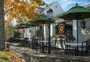 Serviço de café da manhã, culinária americana, restaurante ao ar livre 
