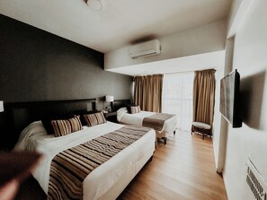 Apartamento família | Edredons de pluma, cofres nos quartos, individualmente decorados