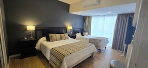 Apartamento família | Edredons de pluma, cofres nos quartos, individualmente decorados