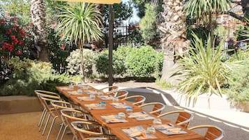Café da manhã, almoço e jantar; culinária francesa