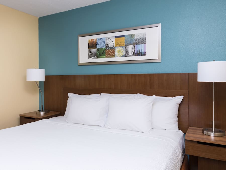 Camas de colchão pillowtop, secretária, cortinas/cortinados opacos