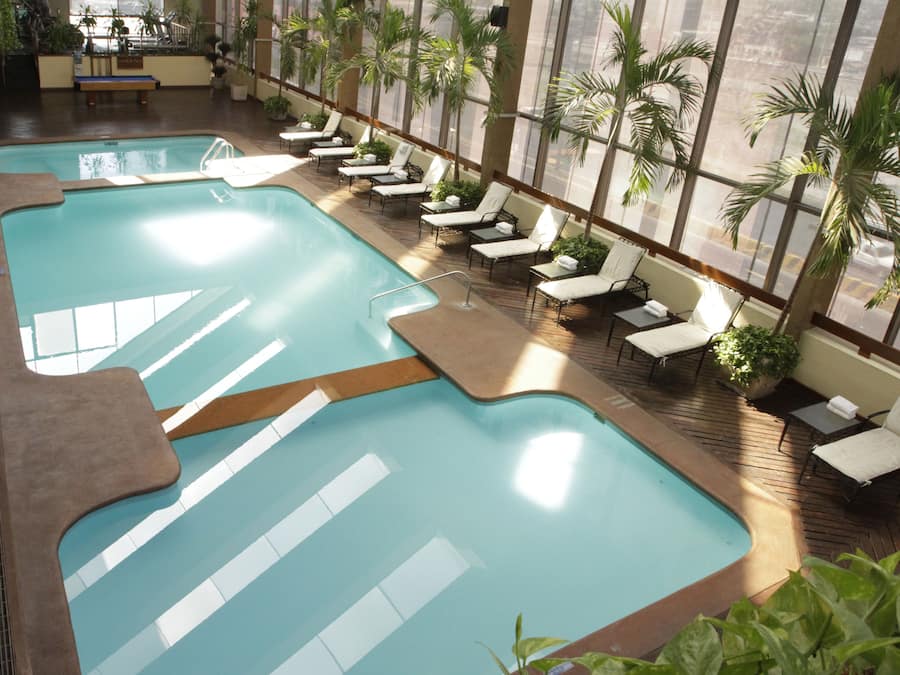 Piscina interior, espreguiçadeiras