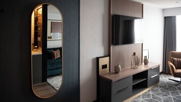 Suite, 1 quarto | Roupa hipoalergénica, cofre no quarto, secretária 