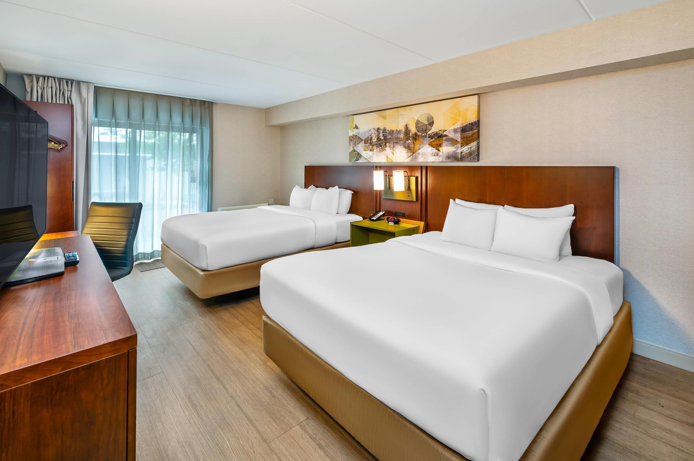 Quarto standard, 2 camas Queen, para não fumantes, no piso térreo (First Floor) | Roupas de cama premium, camas com colchões pillow-top, escrivaninha