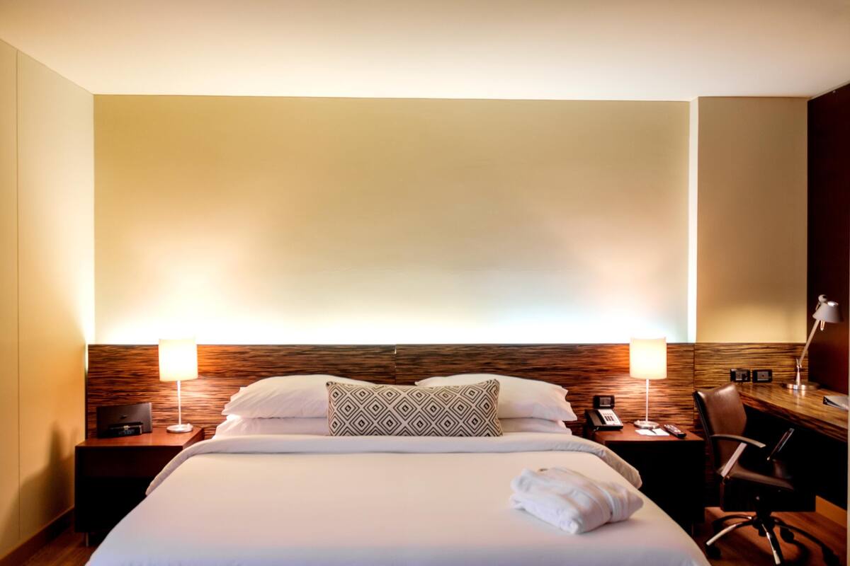 Minibar, cofre no quarto, secretária 
