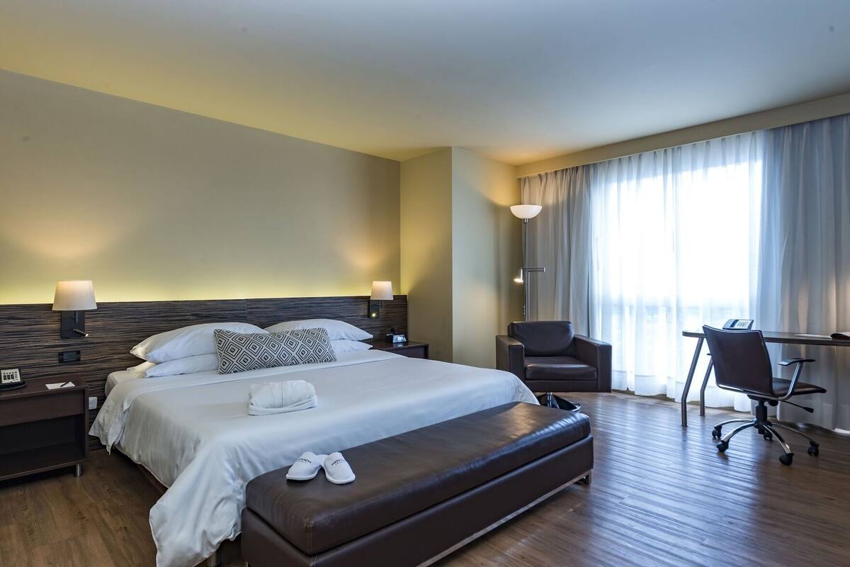 Minibar, cofre no quarto, secretária 