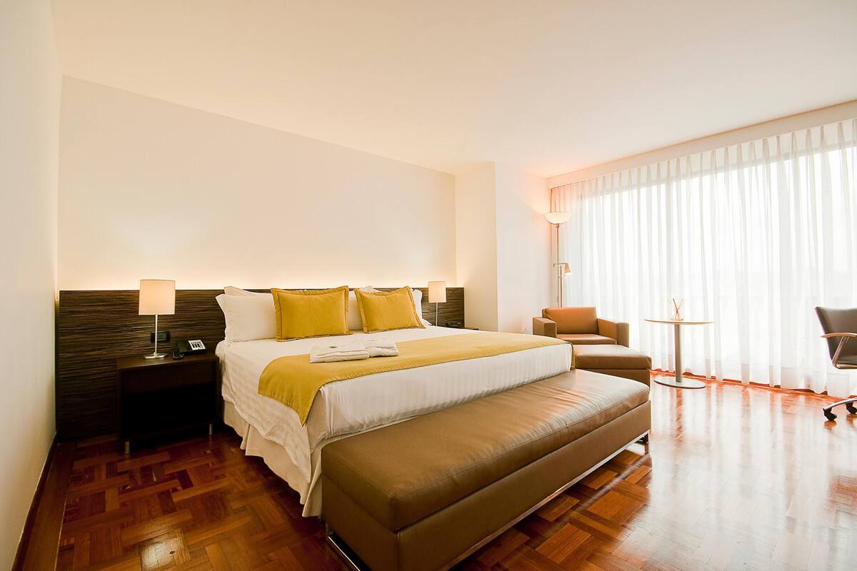 Minibar, cofre no quarto, secretária 