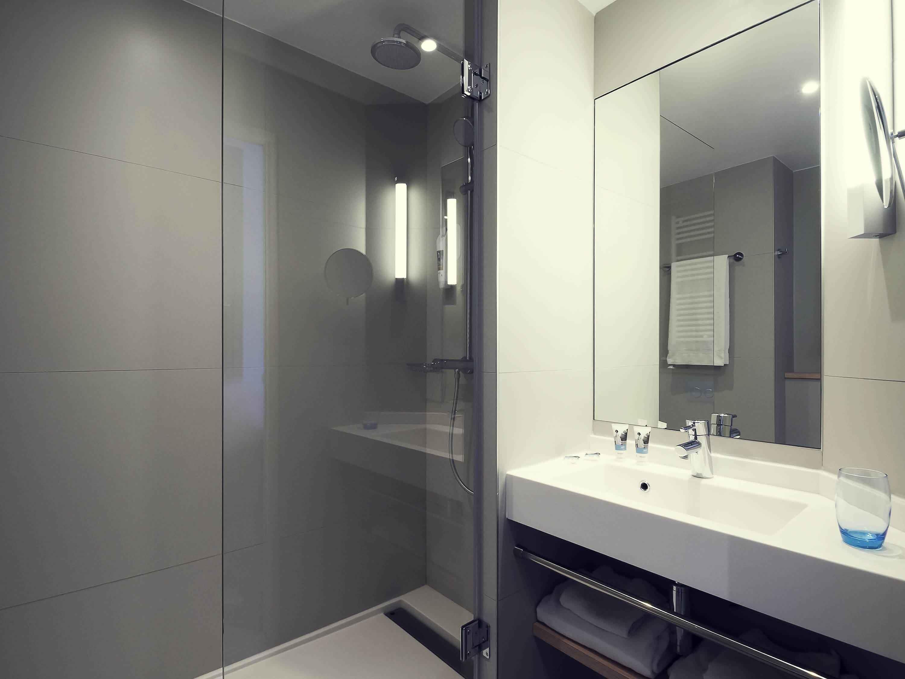 Minibar, cofre com capacidade para portátil, secretária 