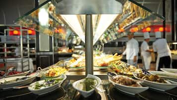 Café da manhã com buffet grátis todos os dias