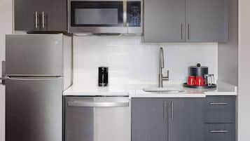 Quarto superior, 1 cama King e sofá-cama, para não fumantes (Kitchenette) | Escrivaninha, cortinas blackout, ferros/tábuas de passar roupa