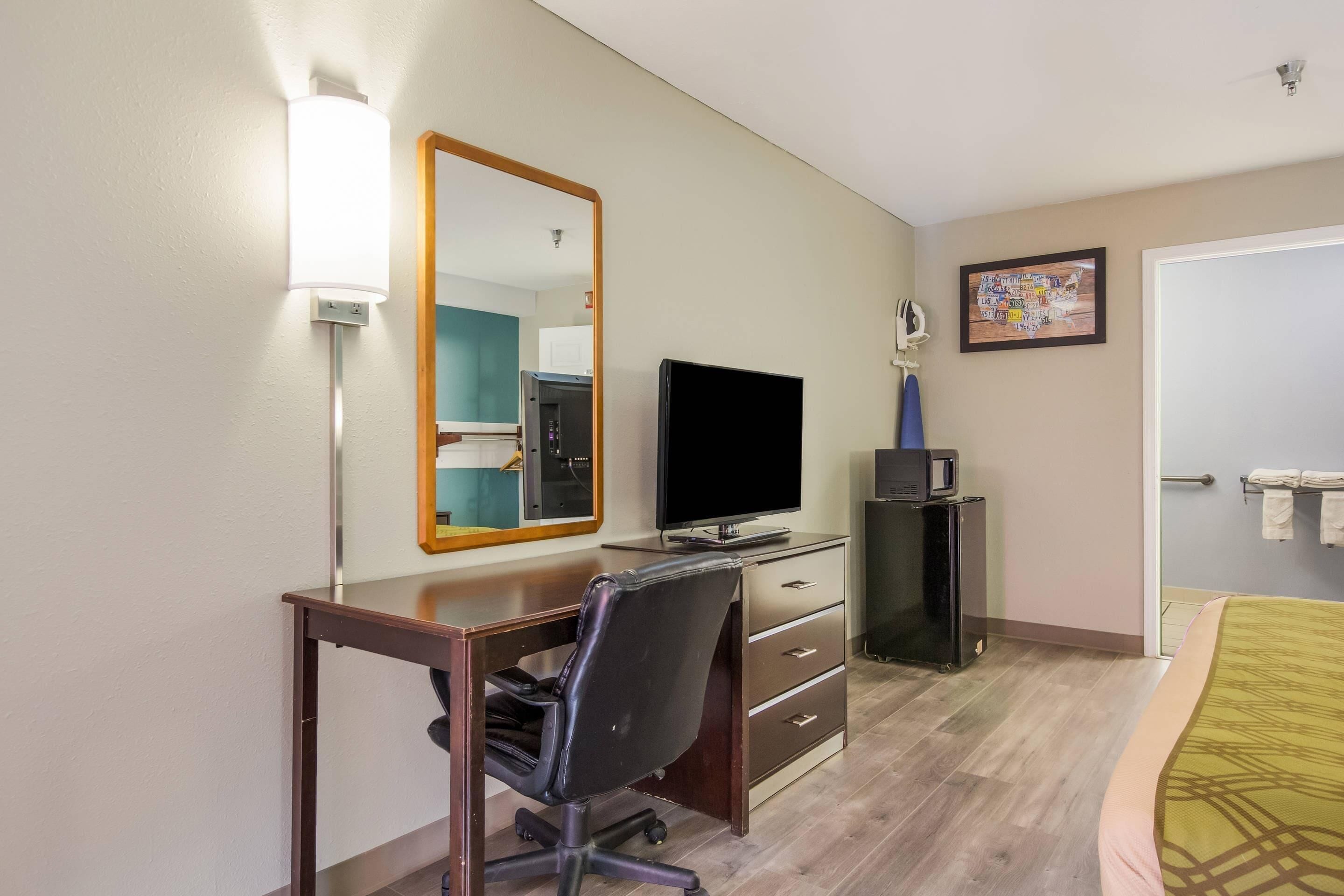 Quarto, 1 cama king-size, acessível, não fumadores | Ferro/tábua de engomar, camas desdobráveis, Wi-fi grátis 