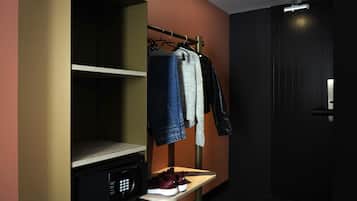 2 quartos, roupa de alta qualidade, cofre no quarto