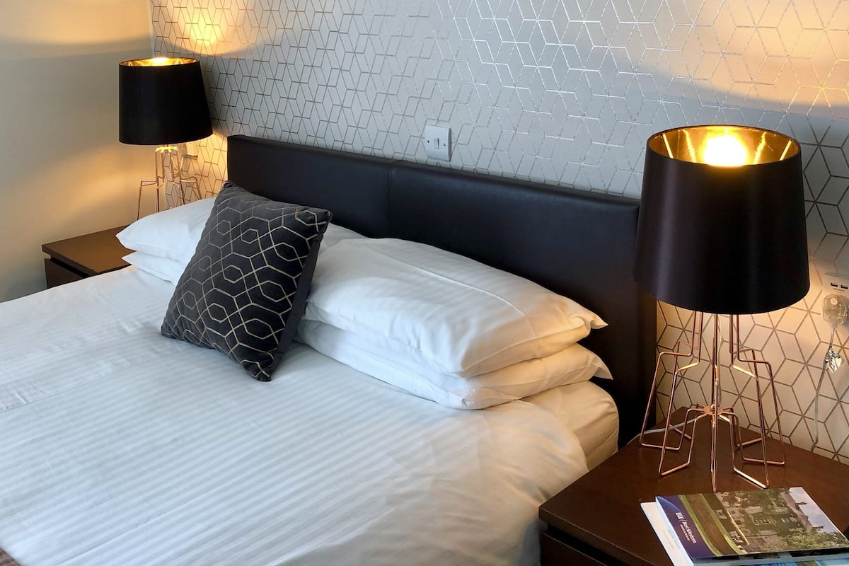 Quarto Familiar, várias camas, não fumadores | Minibar, cofre no quarto, secretária, ferro/tábua de engomar