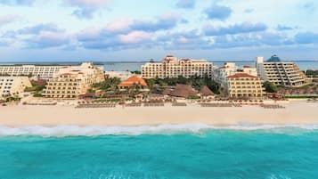 Na praia, praia de areia branca, espreguiçadeiras, guarda-sóis de praia