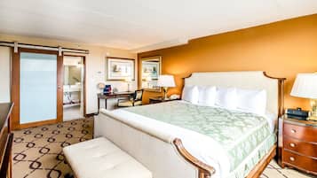Suíte júnior, 1 cama King | Cofres nos quartos, escrivaninha, espaço de trabalho para notebook