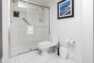 Suíte júnior, 1 cama King | Banheiro | Produtos de toalete biodegradáveis, secador de cabelo, toalhas de banho