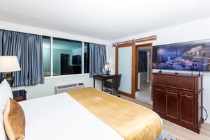 Suíte júnior, 1 cama King | Cofres nos quartos, escrivaninha, espaço de trabalho para notebook